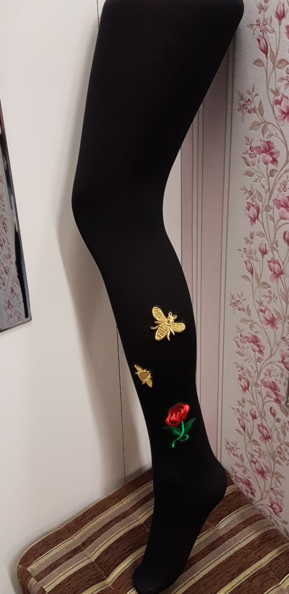 Juodos pėdkelnės su emblemomis